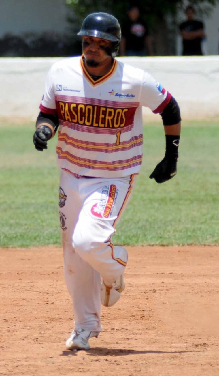 Sinónimo de campeonato… el amuleto y fino infielder Rodolfo Robles ...