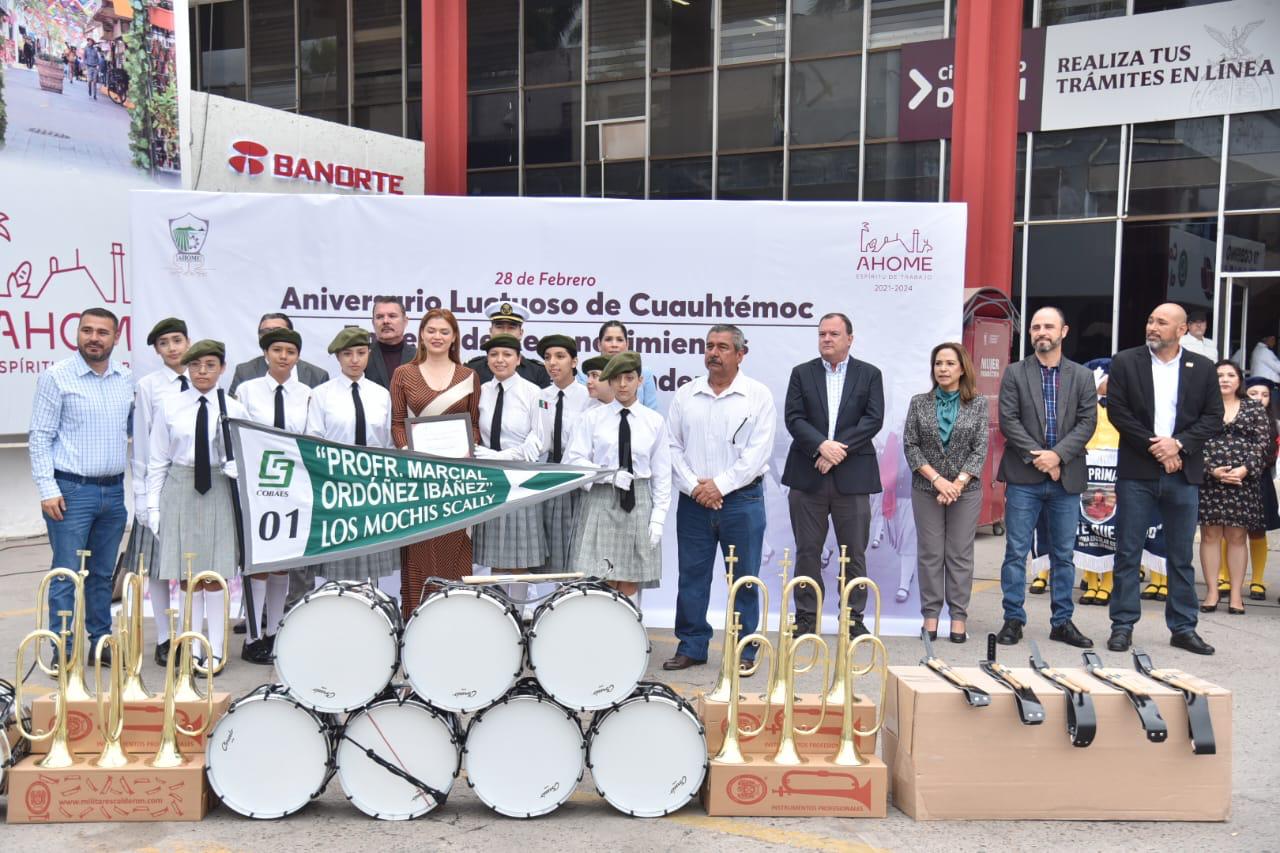 Escuelas distinguidas del Desfile del Día de la Bandera reciben equipos ...