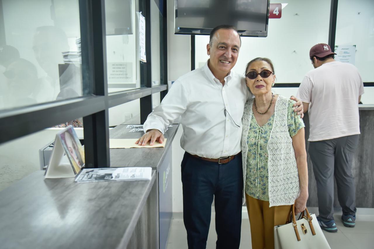 Acompaña Antonio Menéndez a su mamá María Luisa a pagar el Predial ...